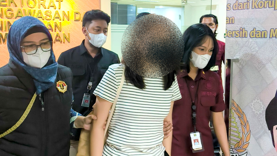 Imigrasi Deportasi WNA Filipina Buronan Interpol - kedirinusantara.com